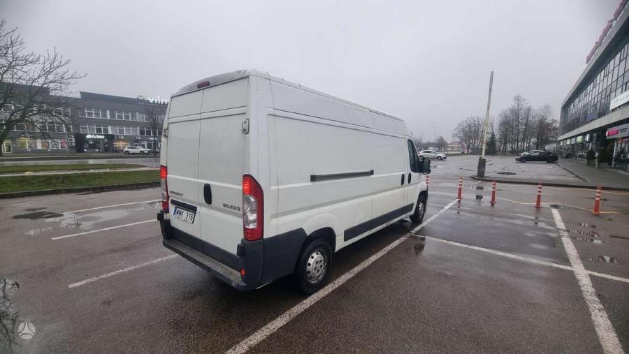 White Peugeot Boxer 2011 in Siauliai, with an engine capacity of 2.20 L and mileage of 273 thousand km for 4235 €, photo 2 on AUTOMOTO.COM.LV