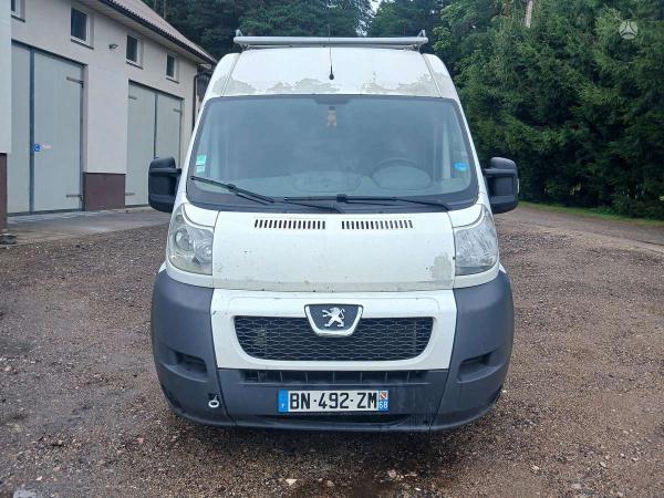 White Peugeot Boxer 2011 in Kelme, with an engine capacity of 2.20 L and mileage of 376 thousand km for 4200 €, photo 3 on AUTOMOTO.COM.LV