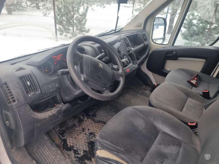 White Peugeot Boxer 2012 in Siauliai, with an engine capacity of 2.20 L and mileage of 600 thousand km for 1600 €, photo 3 on AUTOMOTO.COM.LV
