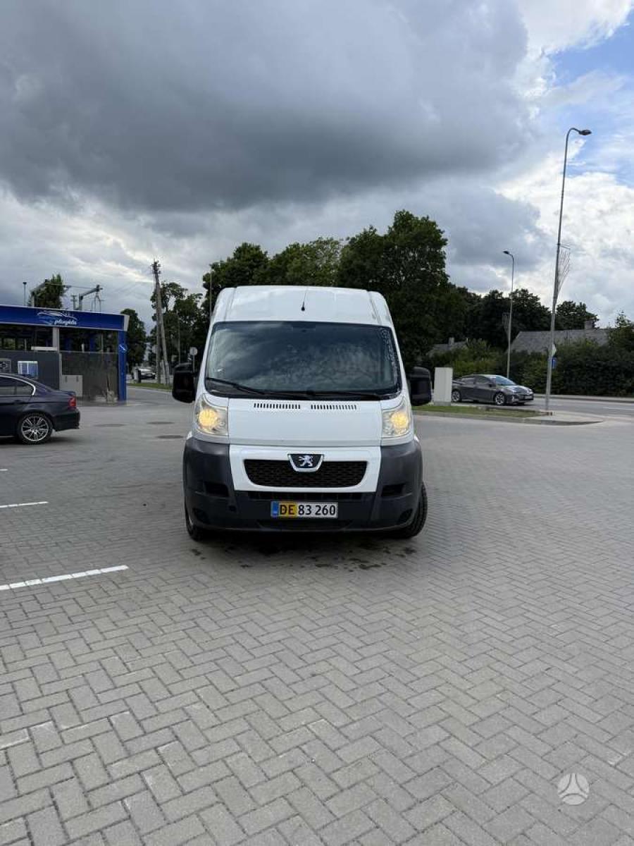 White Peugeot Boxer 2013 in Taurage, with an engine capacity of 2.20 L and mileage of 291 thousand km for 3700 €, photo 3 on AUTOMOTO.COM.LV