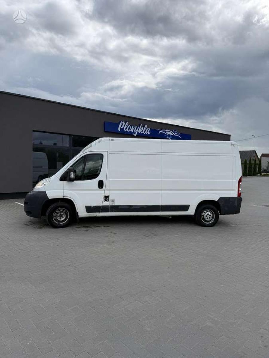 White Peugeot Boxer 2013 in Taurage, with an engine capacity of 2.20 L and mileage of 291 thousand km for 3700 €, photo 4 on AUTOMOTO.COM.LV