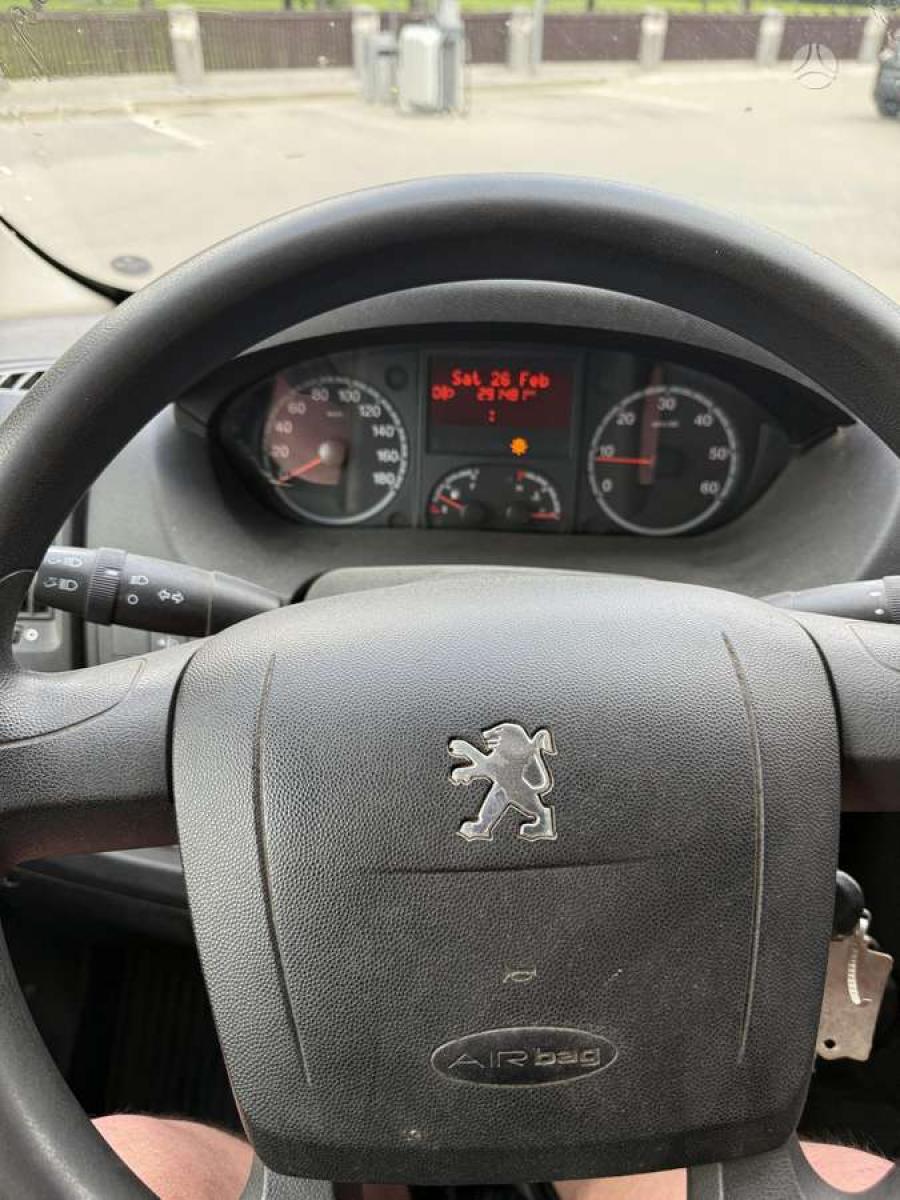 White Peugeot Boxer 2013 in Taurage, with an engine capacity of 2.20 L and mileage of 291 thousand km for 3700 €, photo 8 on AUTOMOTO.COM.LV