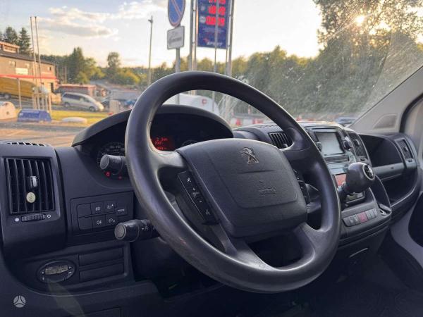 White Peugeot Boxer 2014 in Vilnius, with an engine capacity of 2.20 L and mileage of 518 thousand km for 2950 €, photo 9 on AUTOMOTO.COM.LV