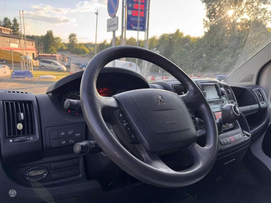 White Peugeot Boxer 2014 in Vilnius, with an engine capacity of 2.20 L and mileage of 518 thousand km for 2950 €, photo 10 on AUTOMOTO.COM.LV