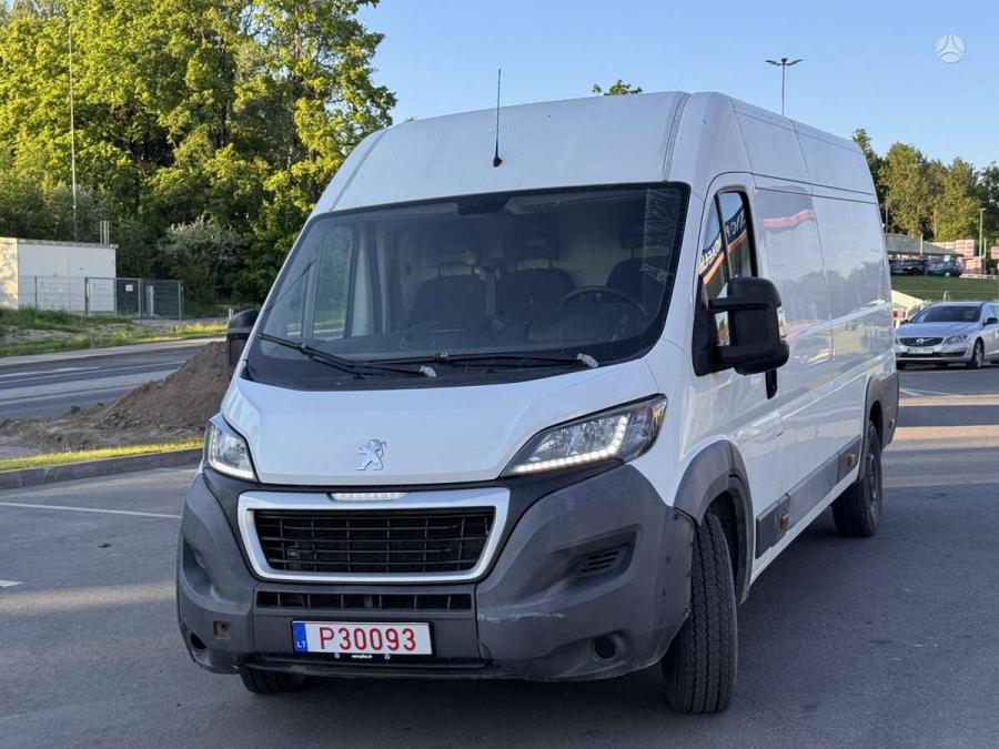 White Peugeot Boxer 2014 in Vilnius, with an engine capacity of 2.20 L and mileage of 518 thousand km for 2600 €, photo 1 on AUTOMOTO.COM.LV