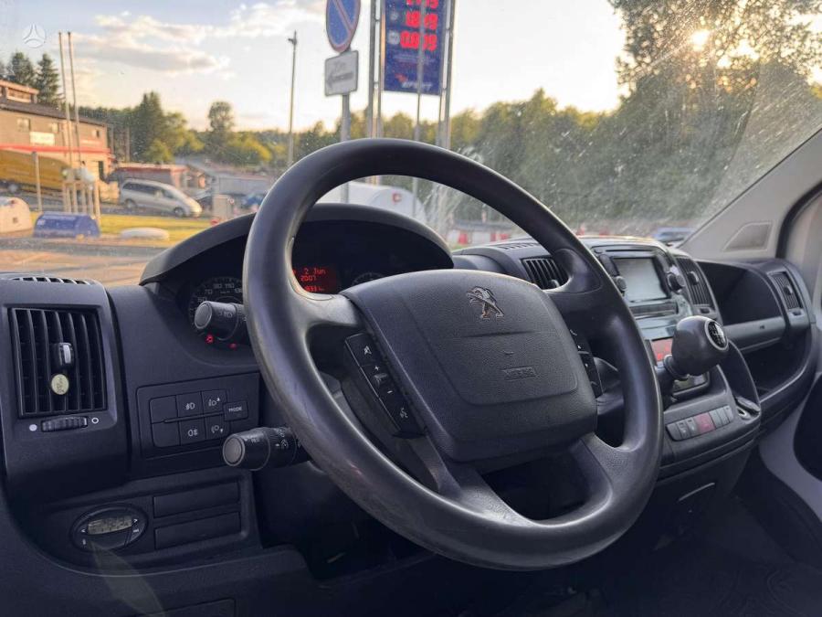 White Peugeot Boxer 2014 in Vilnius, with an engine capacity of 2.20 L and mileage of 518 thousand km for 2600 €, photo 10 on AUTOMOTO.COM.LV