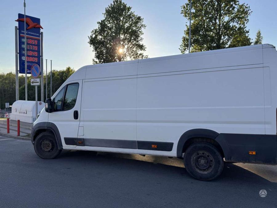 White Peugeot Boxer 2014 in Vilnius, with an engine capacity of 2.20 L and mileage of 518 thousand km for 2600 €, photo 11 on AUTOMOTO.COM.LV