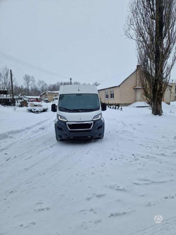 White Peugeot Boxer 2015 in Taurage, with an engine capacity of 2.20 L and mileage of 313 thousand km for 4900 €, photo 2 on AUTOMOTO.COM.LV