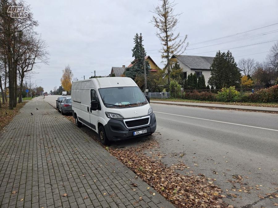 White Peugeot Boxer 2016 in Vilnius, with an engine capacity of 2.20 L and mileage of 333 thousand km for 7000 €, photo 3 on AUTOMOTO.COM.LV