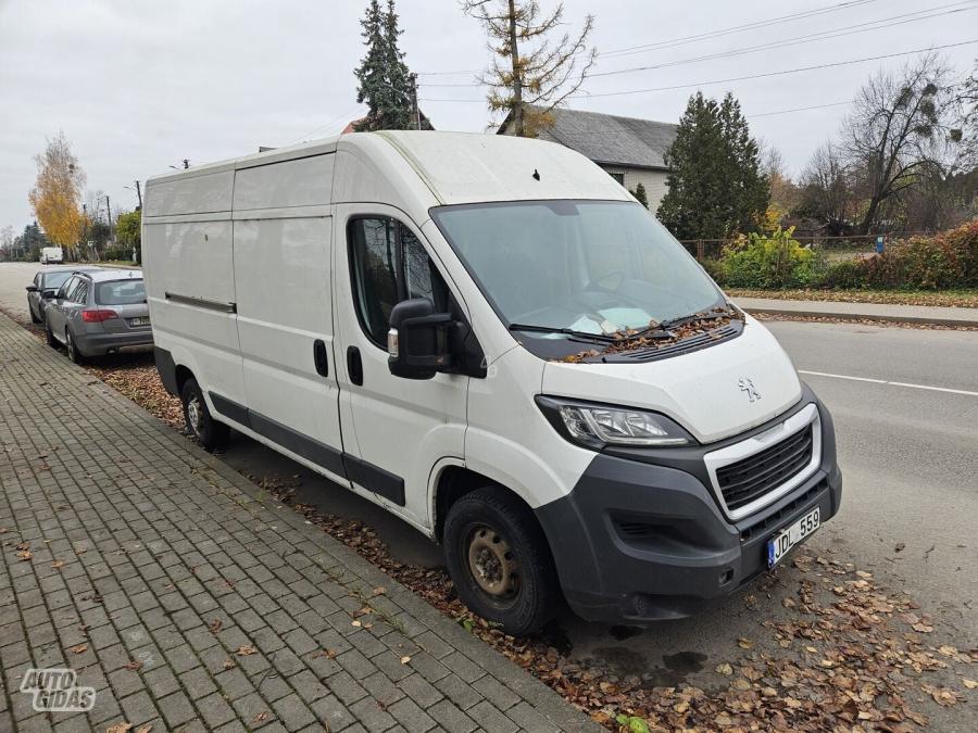 White Peugeot Boxer 2016 in Vilnius, with an engine capacity of 2.20 L and mileage of 333 thousand km for 7000 €, photo 4 on AUTOMOTO.COM.LV