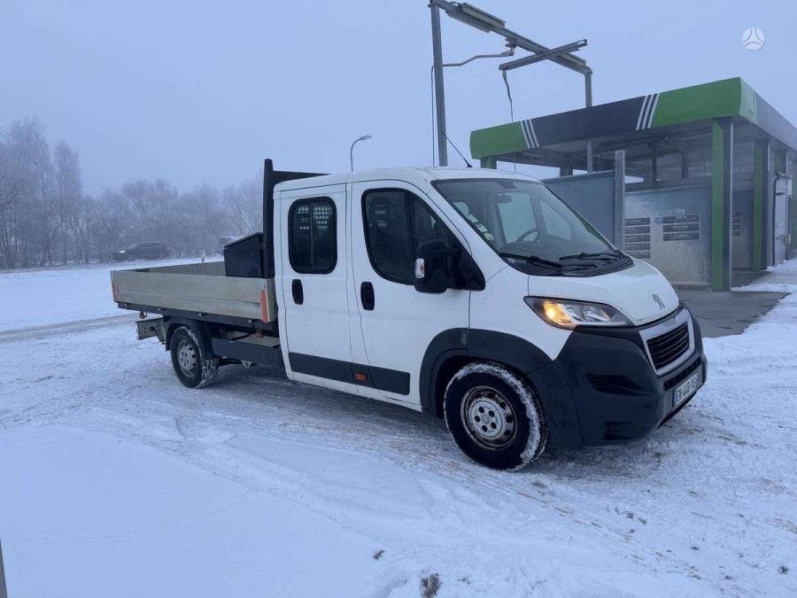 White Peugeot Boxer 2017 in Taurage, with an engine capacity of 2.00 L and mileage of 195 thousand km for 7400 €, photo 1 on AUTOMOTO.COM.LV