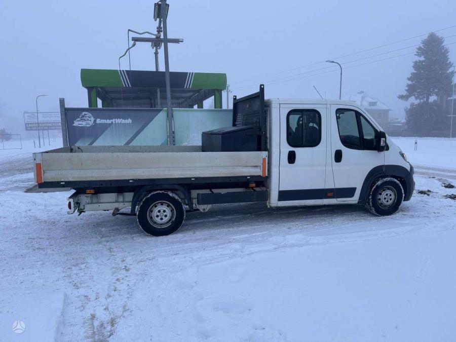 White Peugeot Boxer 2017 in Taurage, with an engine capacity of 2.00 L and mileage of 195 thousand km for 7400 €, photo 4 on AUTOMOTO.COM.LV