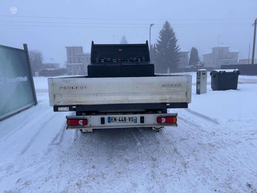 White Peugeot Boxer 2017 in Taurage, with an engine capacity of 2.00 L and mileage of 195 thousand km for 7400 €, photo 6 on AUTOMOTO.COM.LV