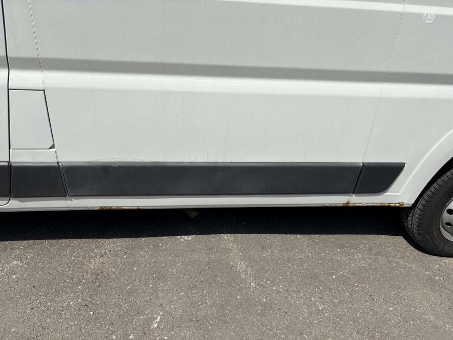 White Peugeot Boxer 2017 in Vilnius, with an engine capacity of 2.00 L and mileage of 432 thousand km for 8990 €, photo 9 on AUTOMOTO.COM.LV
