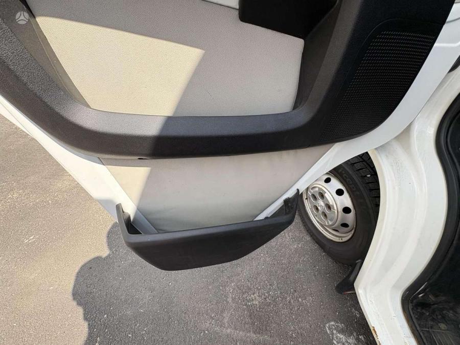 White Peugeot Boxer 2017 in Vilnius, with an engine capacity of 2.00 L and mileage of 432 thousand km for 8990 €, photo 29 on AUTOMOTO.COM.LV