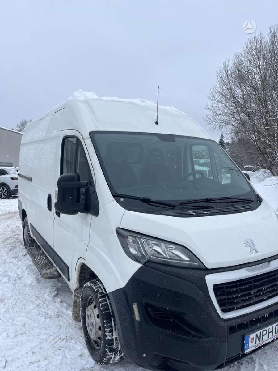 White Peugeot Boxer 2018 in Vilnius, with an engine capacity of 2.00 L and mileage of 160 thousand km for 8000 €, photo 2 on AUTOMOTO.COM.LV