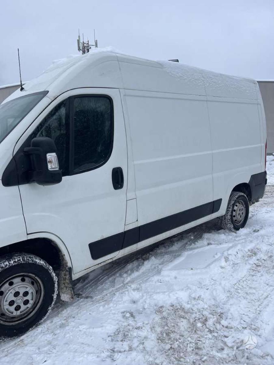White Peugeot Boxer 2018 in Vilnius, with an engine capacity of 2.00 L and mileage of 160 thousand km for 8000 €, photo 3 on AUTOMOTO.COM.LV