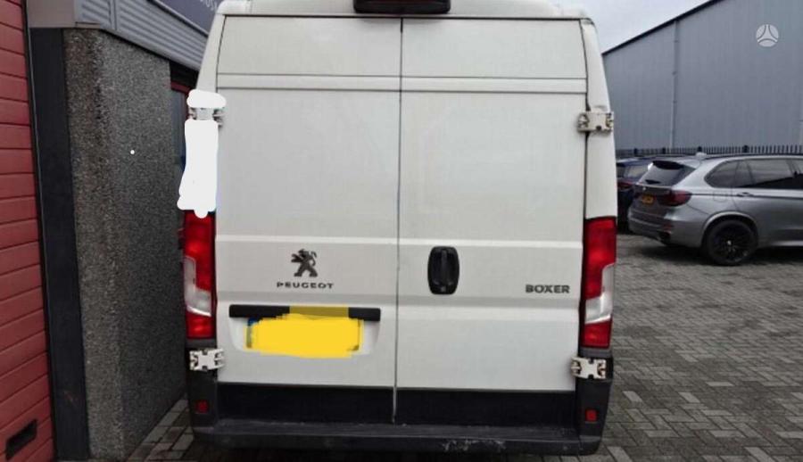 White Peugeot Boxer 2018 in Kaunas, with an engine capacity of 2.00 L and mileage of 240 thousand km for 4999 €, photo 13 on AUTOMOTO.COM.LV