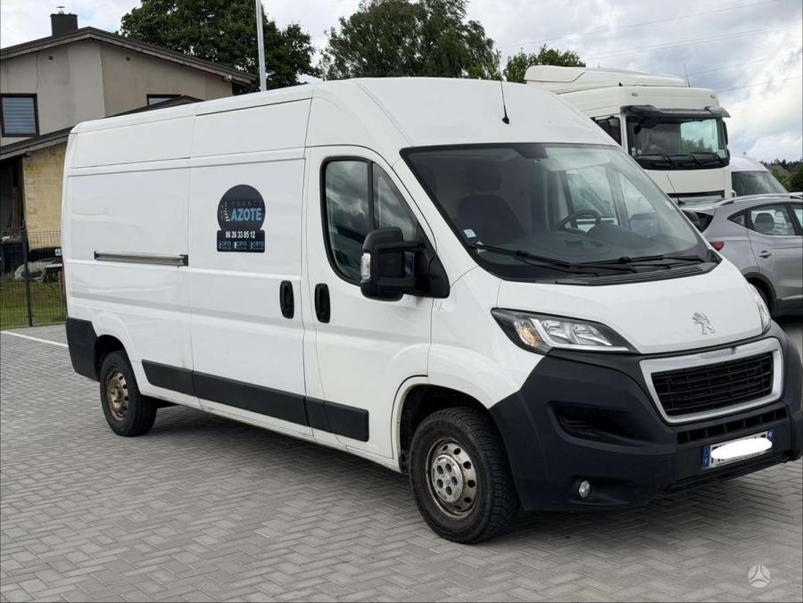 White Peugeot Boxer 2019 in Taurage, with an engine capacity of 2.00 L and mileage of 327 thousand km for 5400 €, photo 3 on AUTOMOTO.COM.LV