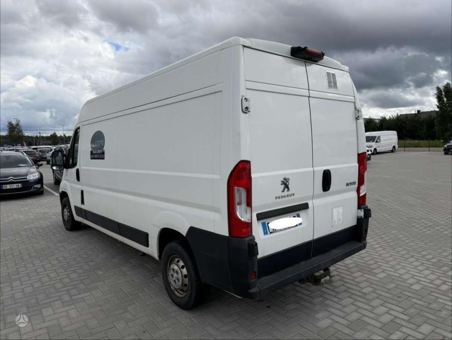 White Peugeot Boxer 2019 in Taurage, with an engine capacity of 2.00 L and mileage of 327 thousand km for 5400 €, photo 5 on AUTOMOTO.COM.LV