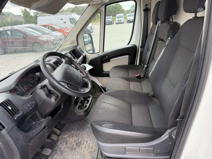 White Peugeot Boxer 2019 in Taurage, with an engine capacity of 2.00 L and mileage of 327 thousand km for 5400 €, photo 7 on AUTOMOTO.COM.LV
