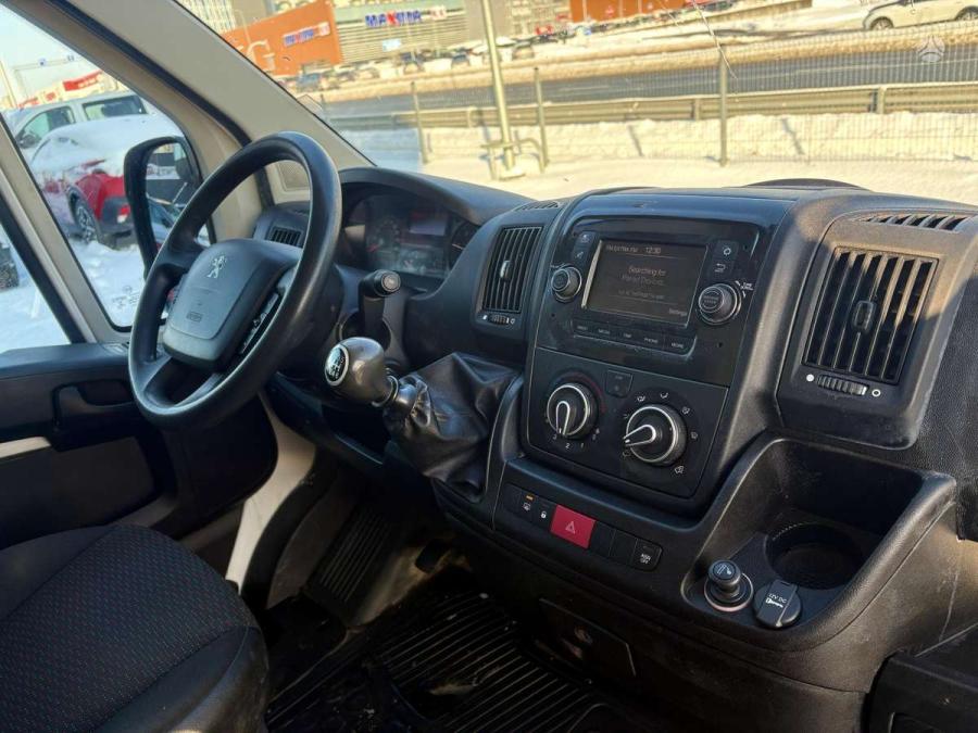White Peugeot Boxer 2020 in Vilnius, with an engine capacity of 2.18 L and mileage of 206 thousand km for 9900 €, photo 26 on AUTOMOTO.COM.LV
