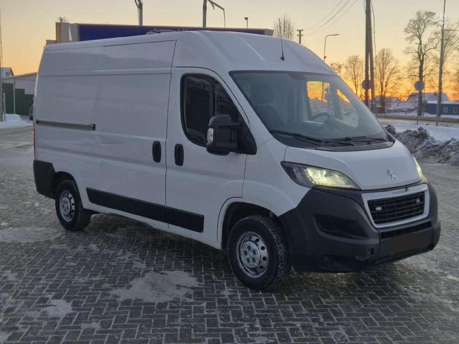 White Peugeot Boxer 2020 in Taurage, with an engine capacity of 2.20 L and mileage of 151 thousand km for 7500 €, photo 4 on AUTOMOTO.COM.LV