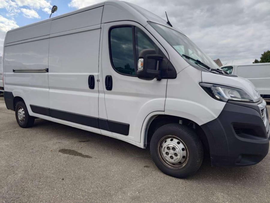 White Peugeot Boxer 2022 in Taurage, with an engine capacity of 2.18 L and mileage of 245 thousand km for 13552 €, photo 1 on AUTOMOTO.COM.LV