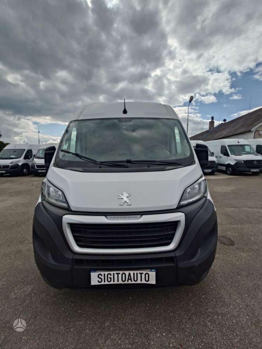 White Peugeot Boxer 2022 in Taurage, with an engine capacity of 2.18 L and mileage of 245 thousand km for 13552 €, photo 5 on AUTOMOTO.COM.LV