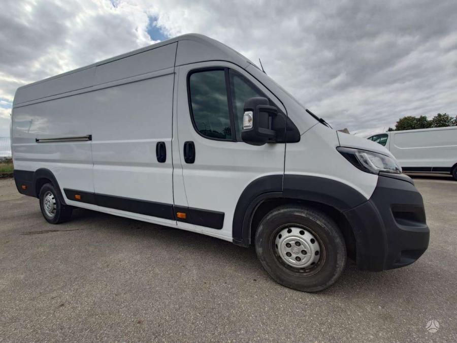 White Peugeot Boxer 2022 in Taurage, with an engine capacity of 2.18 L and mileage of 270 thousand km for 13310 €, photo 1 on AUTOMOTO.COM.LV