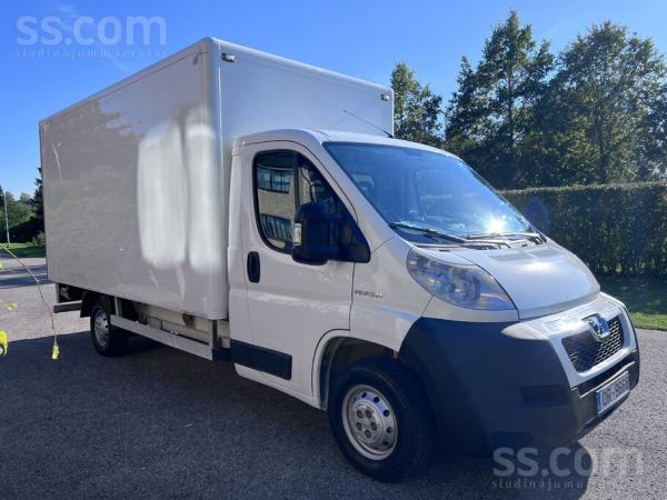 White Peugeot Boxer 2009 in Talsi, with an engine capacity of 2.20 L and mileage of 239 thousand km for 6900 €, photo 1 on AUTOMOTO.COM.LV