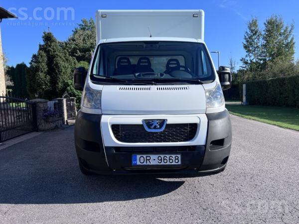 White Peugeot Boxer 2009 in Talsi, with an engine capacity of 2.20 L and mileage of 239 thousand km for 6900 €, photo 3 on AUTOMOTO.COM.LV