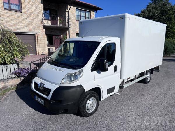White Peugeot Boxer 2009 in Talsi, with an engine capacity of 2.20 L and mileage of 239 thousand km for 6900 €, photo 4 on AUTOMOTO.COM.LV