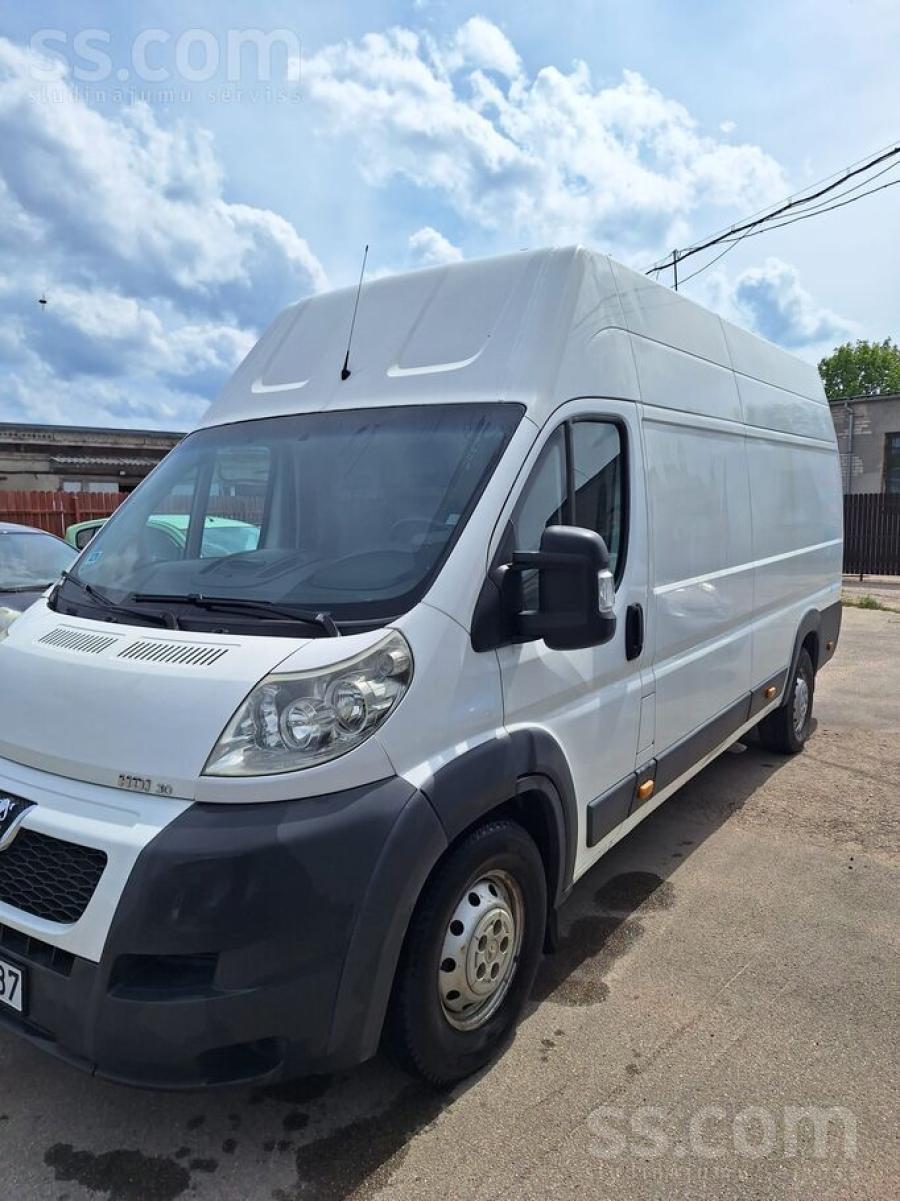 White Peugeot Boxer 2014 in Riga, with an engine capacity of 3.00 L and mileage of 196 thousand km for 4200 €, photo 3 on AUTOMOTO.COM.LV