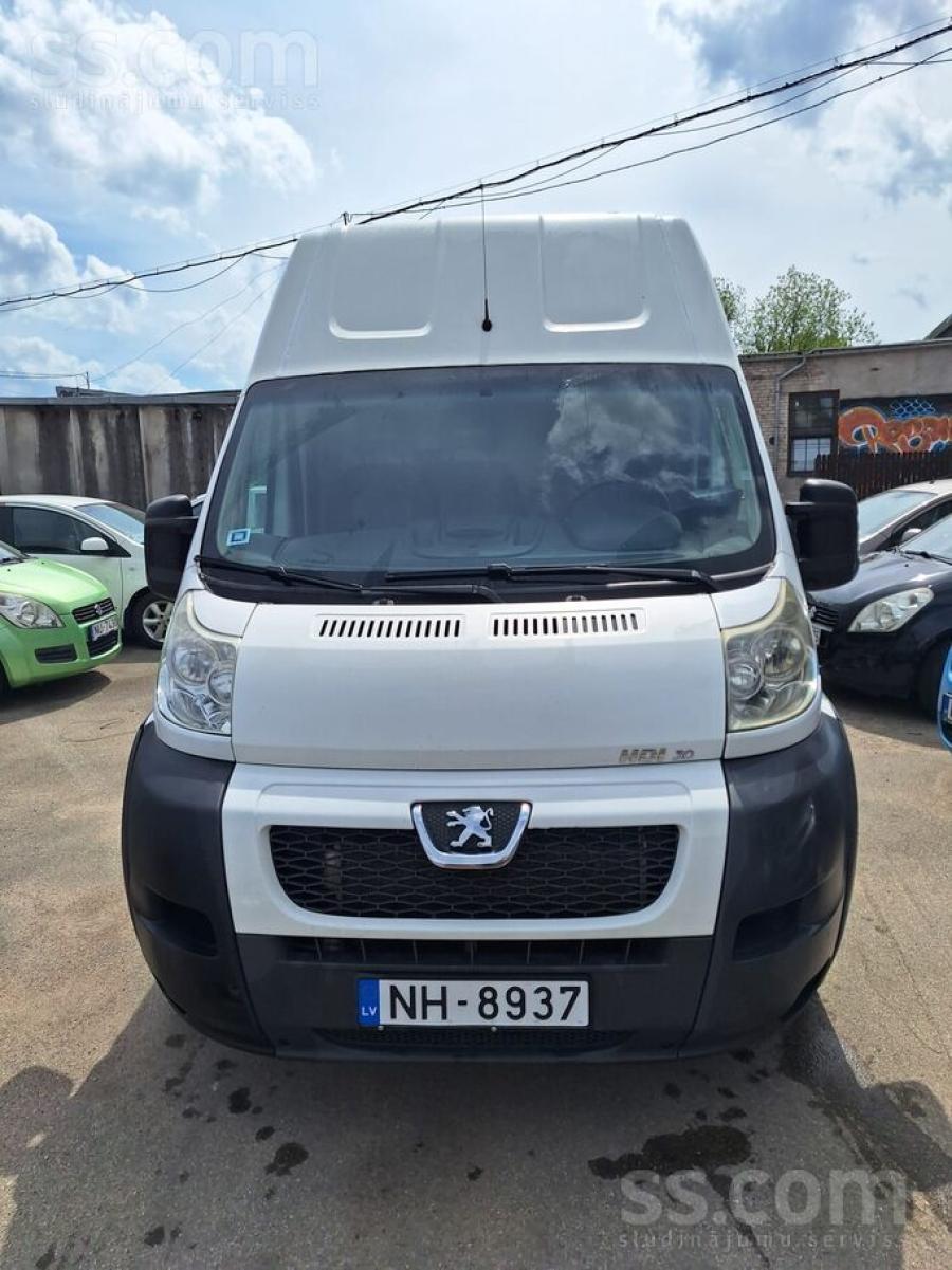 White Peugeot Boxer 2014 in Riga, with an engine capacity of 3.00 L and mileage of 196 thousand km for 4200 €, photo 5 on AUTOMOTO.COM.LV