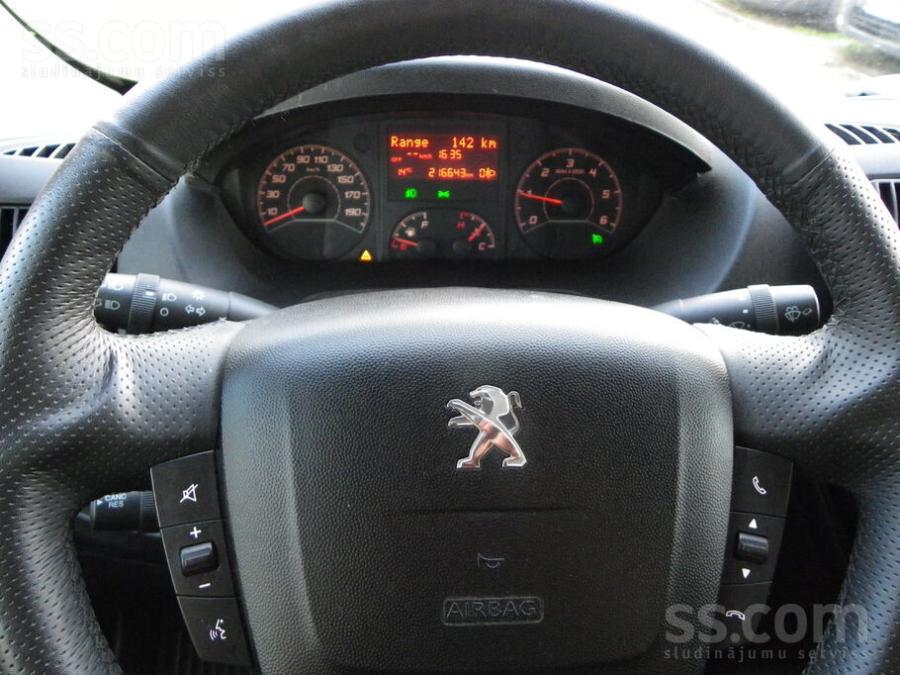 White Peugeot Boxer 2018 in Valka, with an engine capacity of 2.20 L and mileage of 216 thousand km for 9900 €, photo 10 on AUTOMOTO.COM.LV