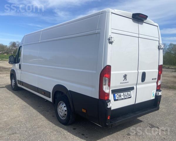 White Peugeot Boxer 2022 in Dobele, with an engine capacity of 2.20 L and mileage of 198 thousand km for 13900 €, photo 2 on AUTOMOTO.COM.LV