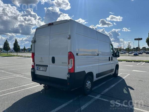 White Peugeot Boxer 2023 in Riga, with an engine capacity of 2.20 L and mileage of 46 thousand km for 22000 €, photo 6 on AUTOMOTO.COM.LV