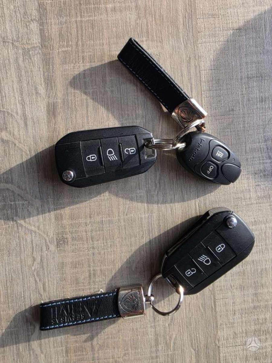 Grey Peugeot Expert 2022 in Vilnius, with an engine capacity of 2.00 L and mileage of 159 thousand km for 23595 €, photo 12 on AUTOMOTO.COM.LV