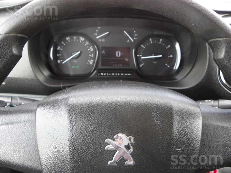 Grey Peugeot Expert 2017 in Valka, with an engine capacity of 2.00 L and mileage of 146 thousand km for 9600 €, photo 8 on AUTOMOTO.COM.LV