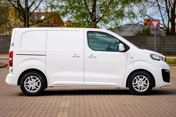 White Peugeot Expert 2018 in Riga, with an engine capacity of 1.60 L and mileage of 239 thousand km for 9990 €, photo 4 on AUTOMOTO.COM.LV