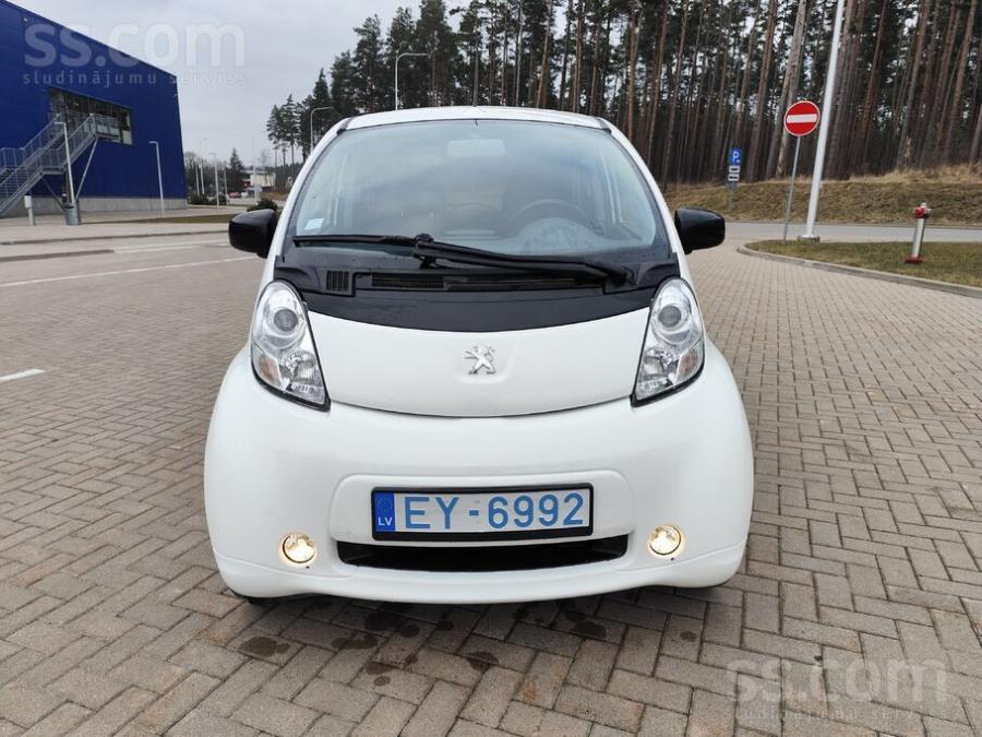 White Peugeot iOn 2019 in Riga, with an engine capacity of 0.00 L and mileage of 24 thousand km for 5300 €, photo 4 on AUTOMOTO.COM.LV