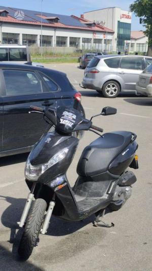 Melns Peugeot Kisbee 2011 Panevēža, ar dzinēja tilpumu 49.00 L un nobraukumu 15 tūkst. km par 700 €, foto  vietnē AUTOMOTO.COM.LV