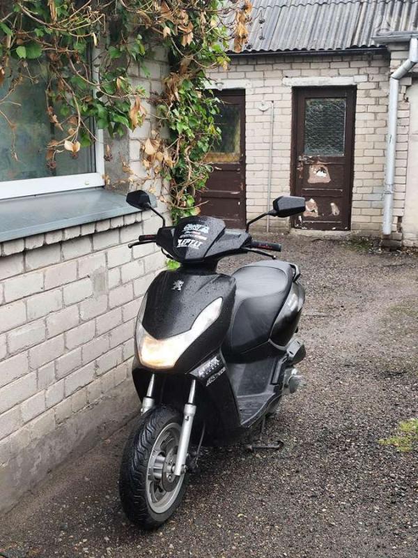 Melns Peugeot Kisbee 2011 Panevēža, ar dzinēja tilpumu 49.00 L un nobraukumu 15 tūkst. km par 700 €, foto 2 vietnē AUTOMOTO.COM.LV