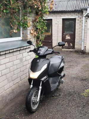 Melns Peugeot Kisbee 2011 Panevēža, ar dzinēja tilpumu 49.00 L un nobraukumu 15 tūkst. km par 700 €, foto 3 vietnē AUTOMOTO.COM.LV
