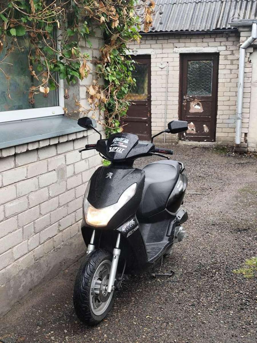 Melns Peugeot Kisbee 2011 Panevēža, ar dzinēja tilpumu 49.00 L un nobraukumu 15 tūkst. km par 700 €, foto 3 vietnē AUTOMOTO.COM.LV