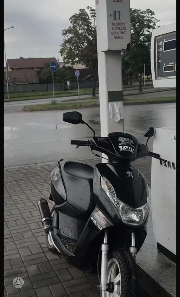Melns Peugeot Kisbee 2011 Panevēža, ar dzinēja tilpumu 49.00 L un nobraukumu 15 tūkst. km par 700 €, foto 3 vietnē AUTOMOTO.COM.LV