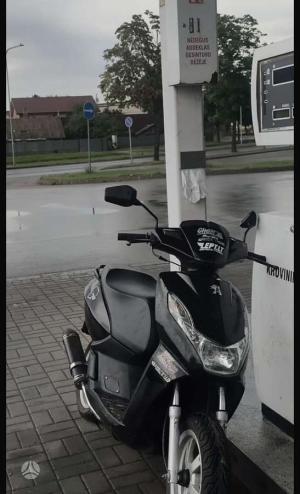 Melns Peugeot Kisbee 2011 Panevēža, ar dzinēja tilpumu 49.00 L un nobraukumu 15 tūkst. km par 700 €, foto 4 vietnē AUTOMOTO.COM.LV