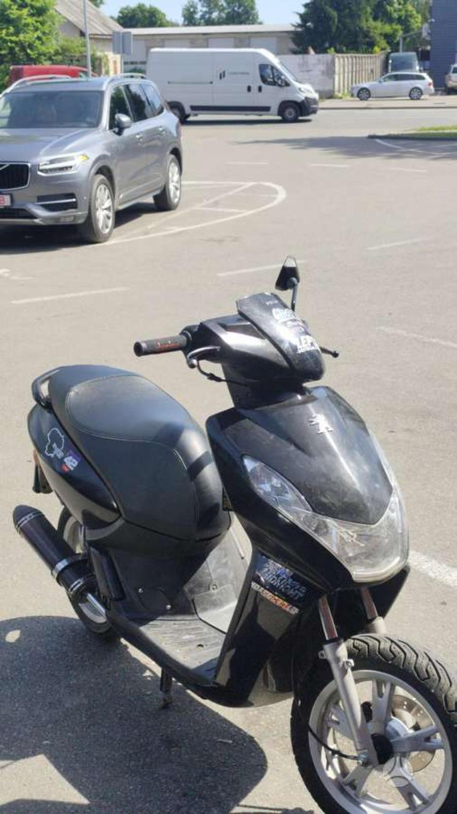 Melns Peugeot Kisbee 2011 Panevēža, ar dzinēja tilpumu 49.00 L un nobraukumu 15 tūkst. km par 700 €, foto 5 vietnē AUTOMOTO.COM.LV