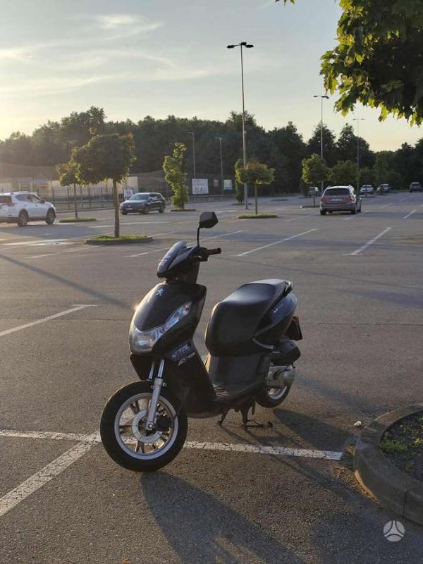 Melns Peugeot Kisbee 2011 Panevēža, ar dzinēja tilpumu 49.00 L un nobraukumu 15 tūkst. km par 700 €, foto 5 vietnē AUTOMOTO.COM.LV